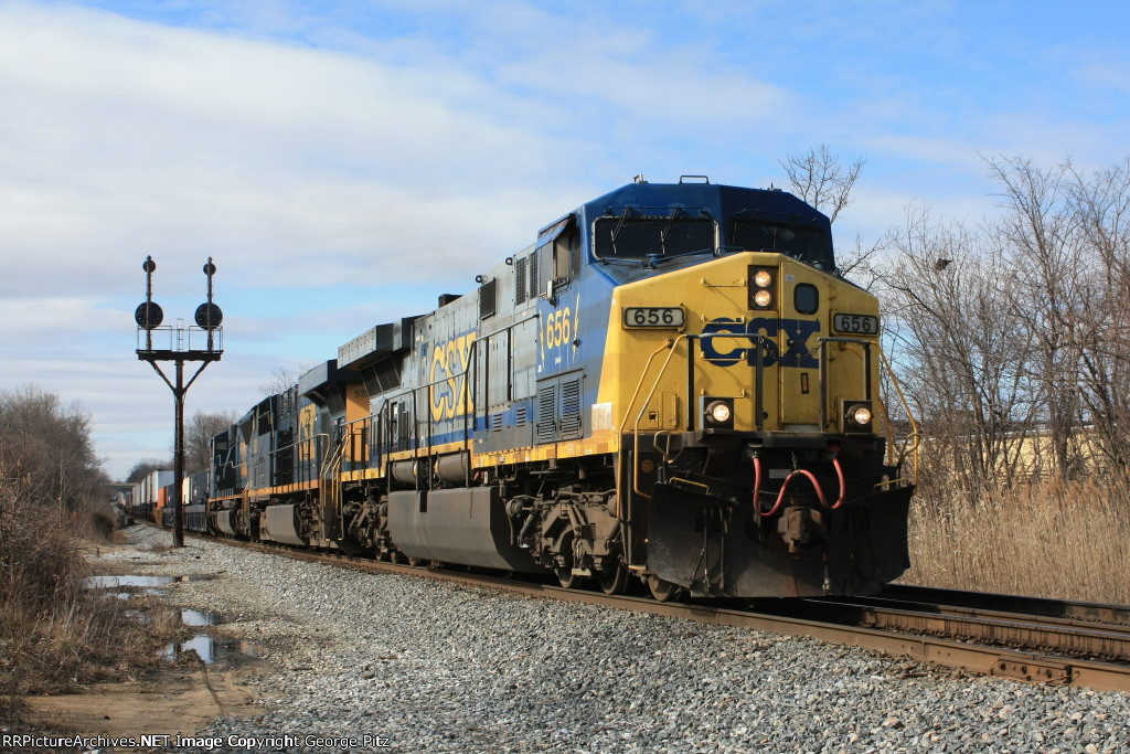 CSX 656 and train Q032